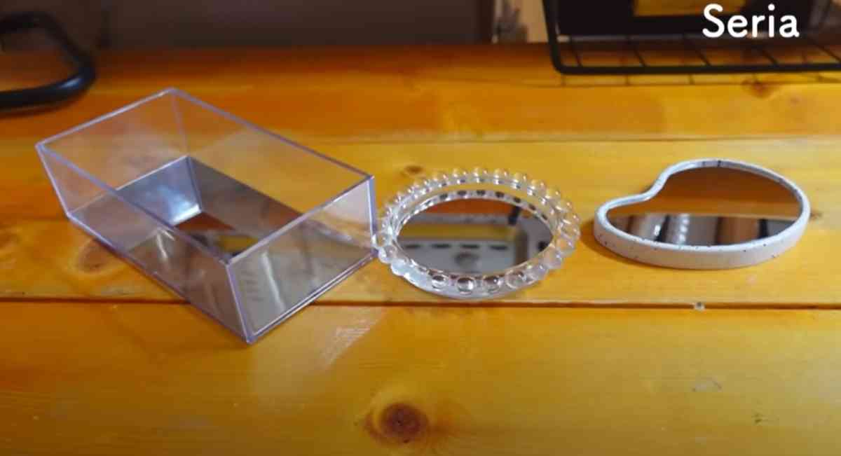 【セリア】「カットできるミラー風シート」を使ったDIY術3選！簡単に高見えアクセサリー収納ができる方法も | イチオシ | ichioshi